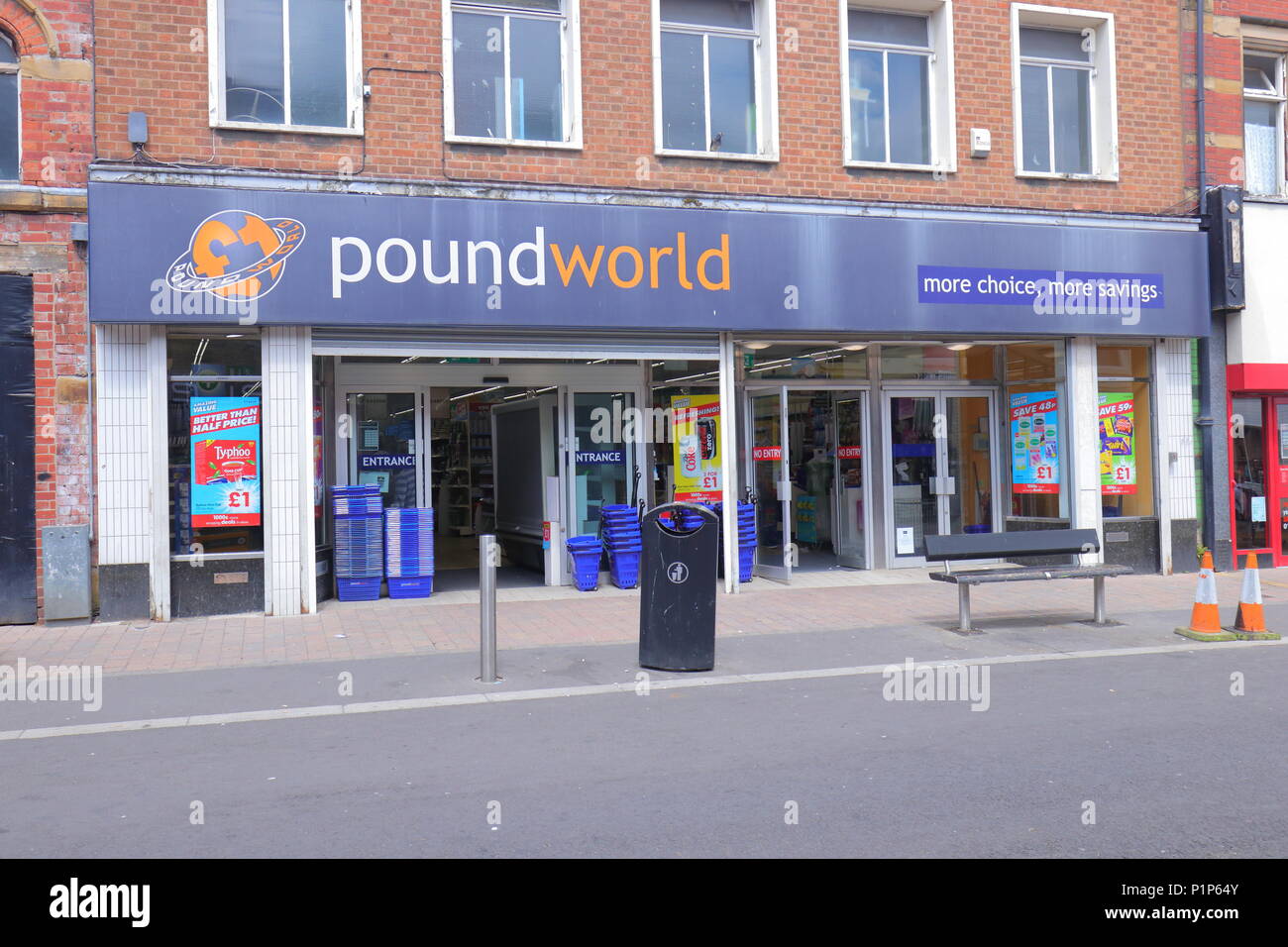 Pound world shop hi-res stock photography and images - Alamy