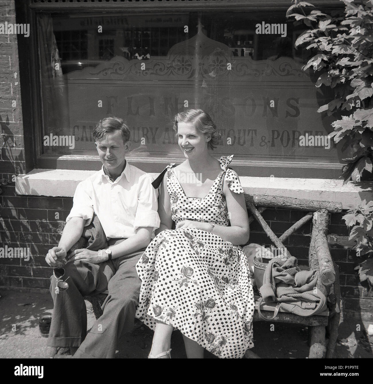 Man and woman pub 1950s hi-res stock photography and images - Alamy