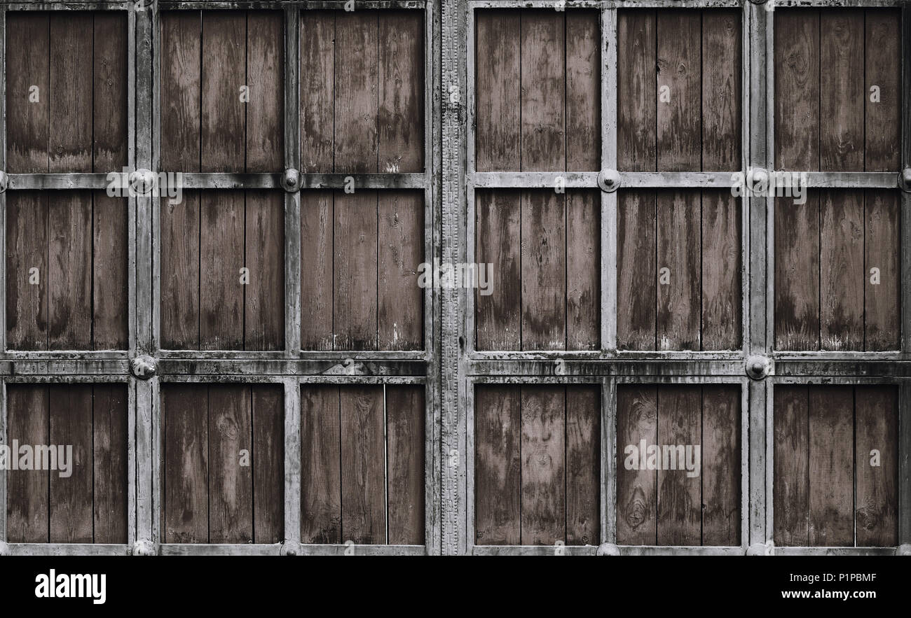 Old gates hi-res stock photography and images - Alamy