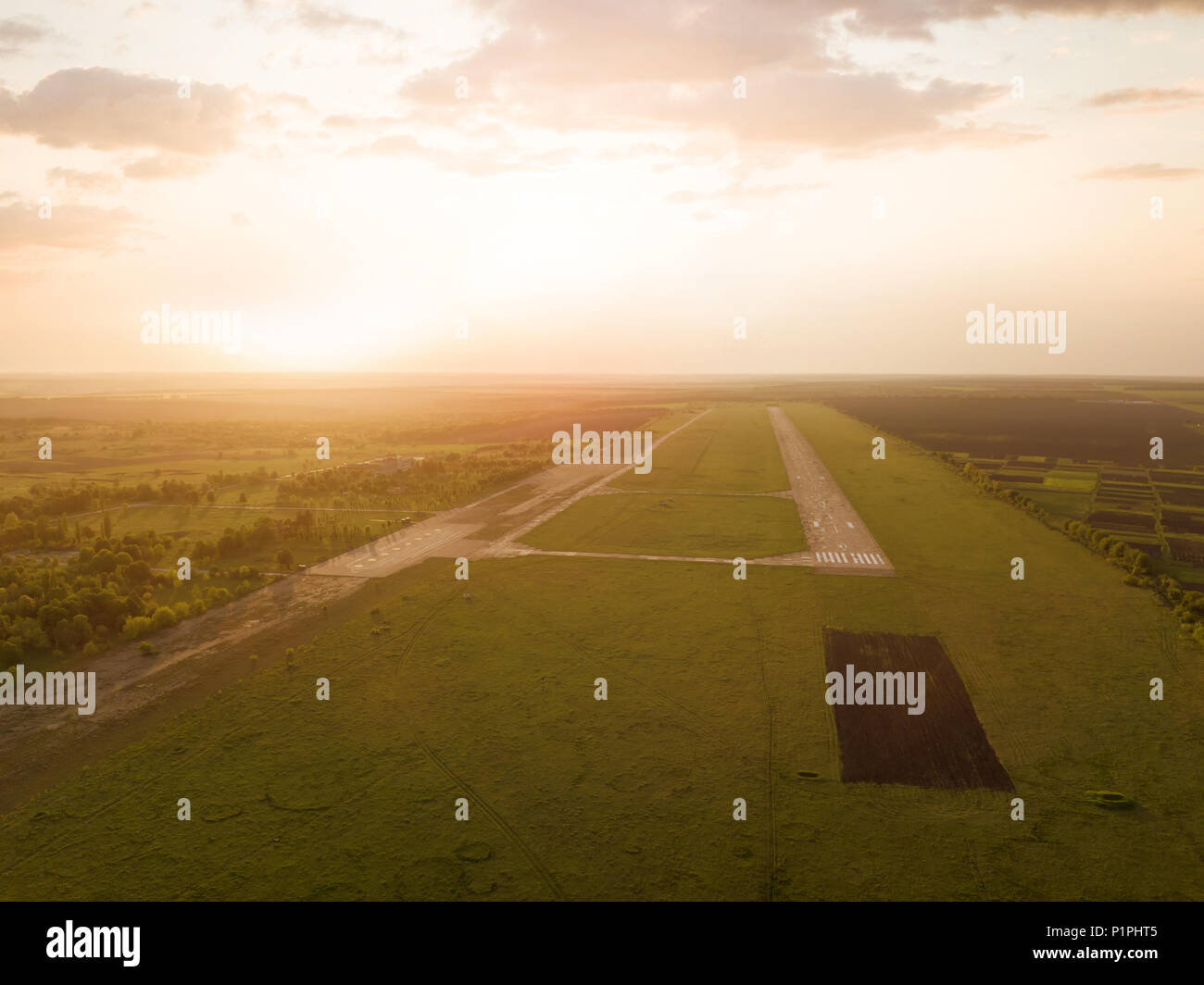 Empty airport runway sunset hi-res stock photography and images - Alamy