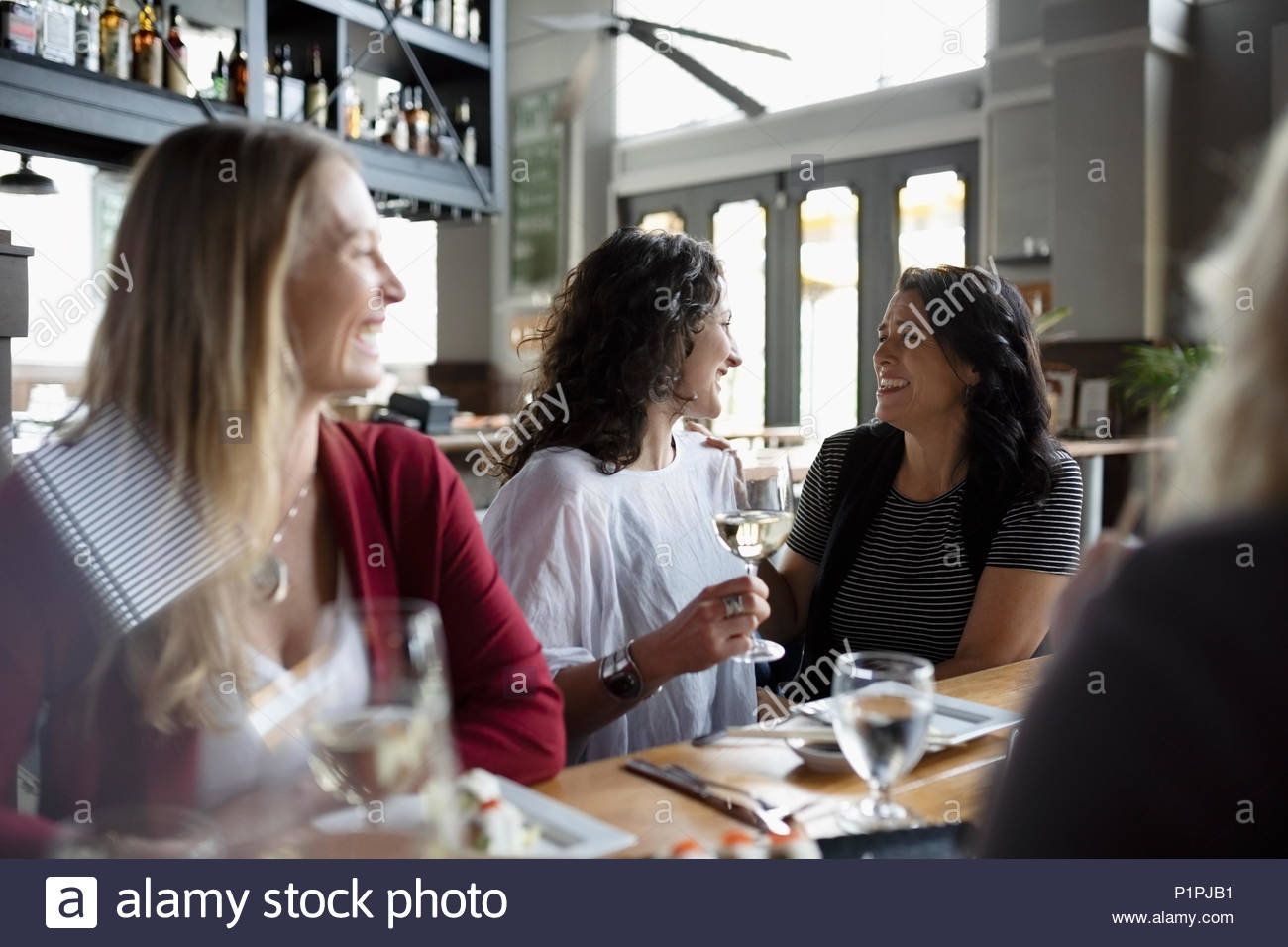 Women dining in restaurant hi-res stock photography and images - Alamy