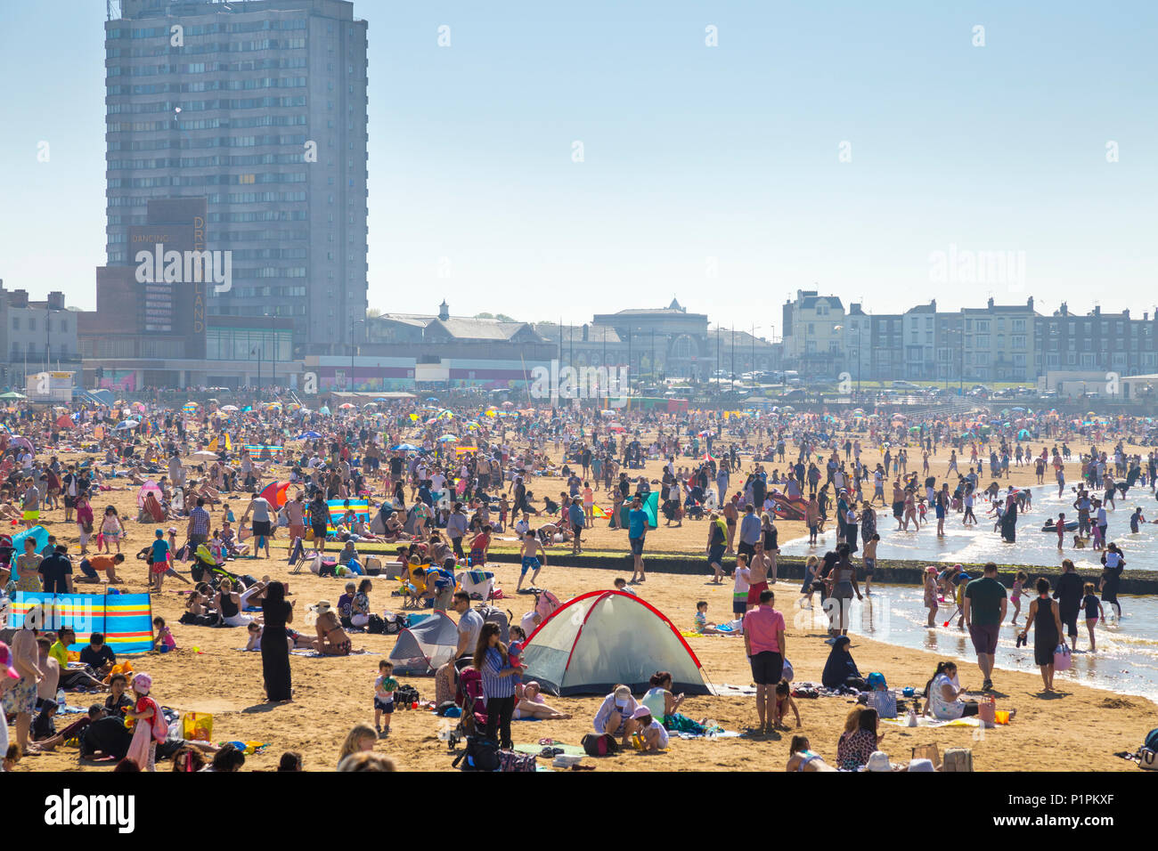 Hot weather beach hi-res stock photography and images - Alamy