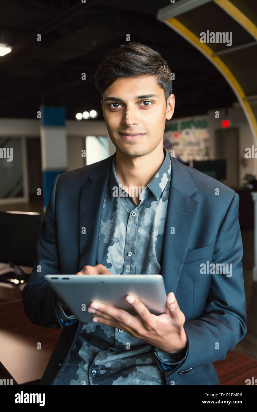 Technology in the workplace hi-res stock photography and images - Alamy