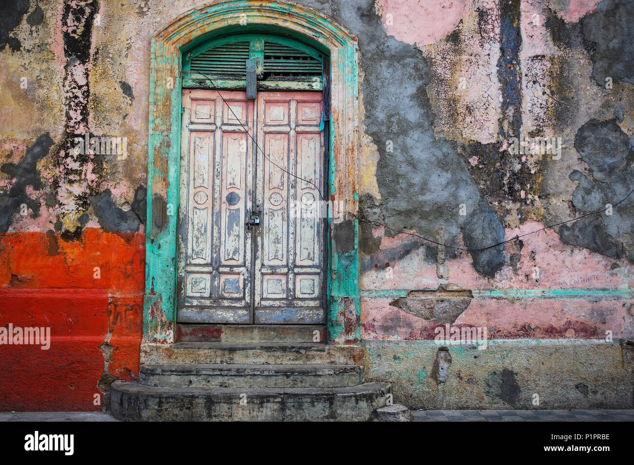 Peeling facade hi-res stock photography and images - Alamy