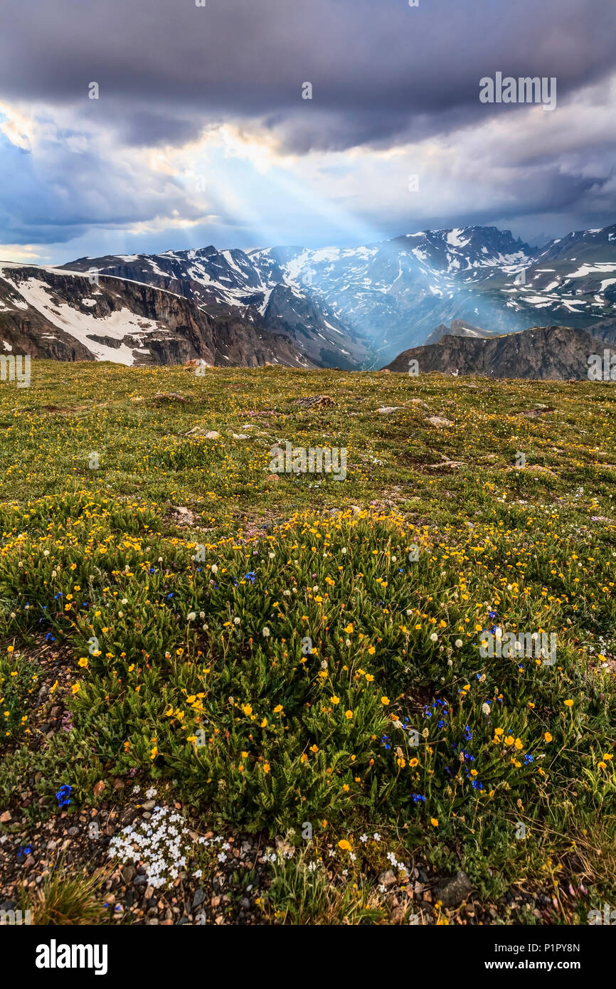 Vertical sun ray mountains hi-res stock photography and images - Alamy