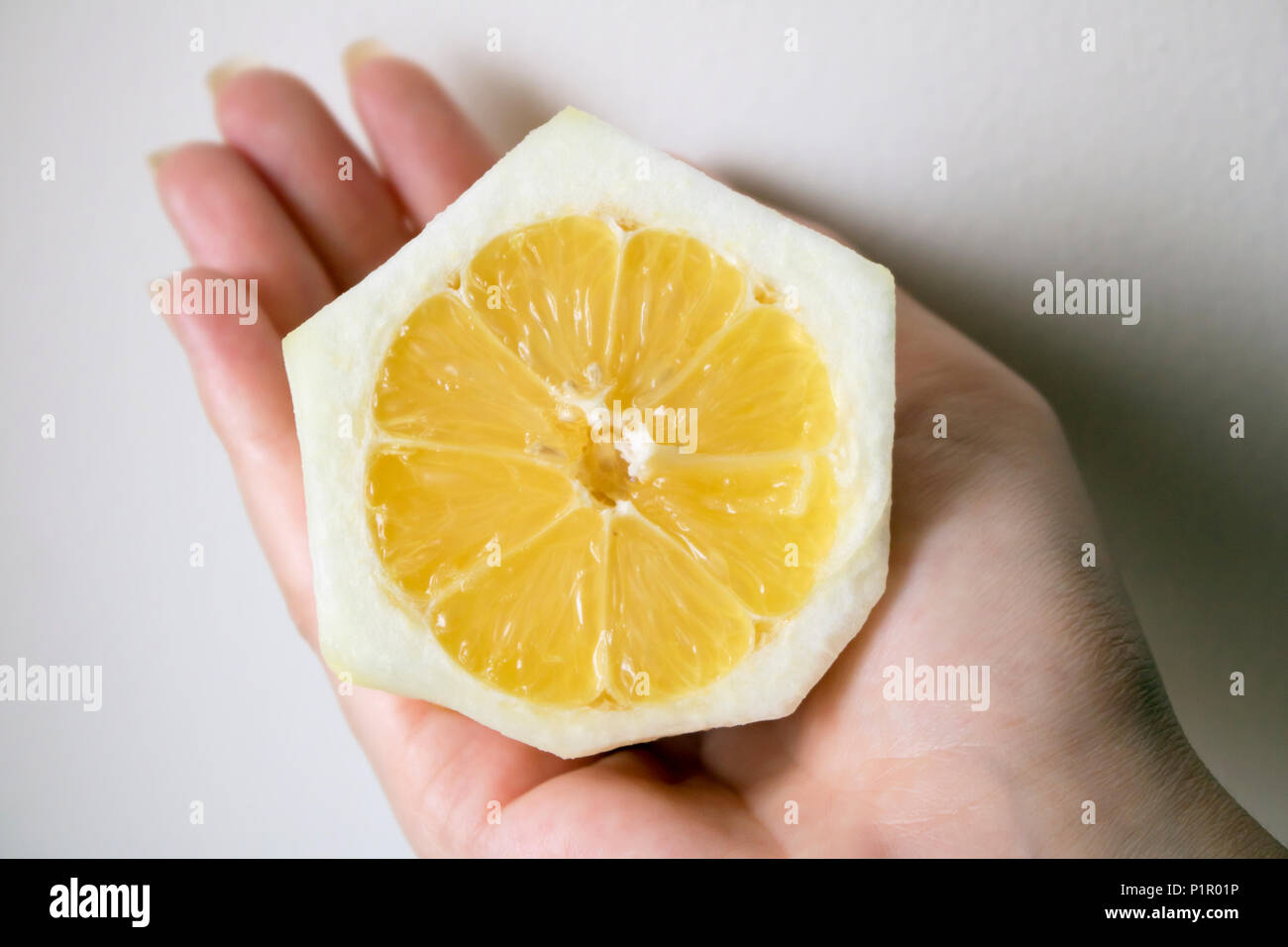 Cutting lemon woman hi-res stock photography and images - Alamy