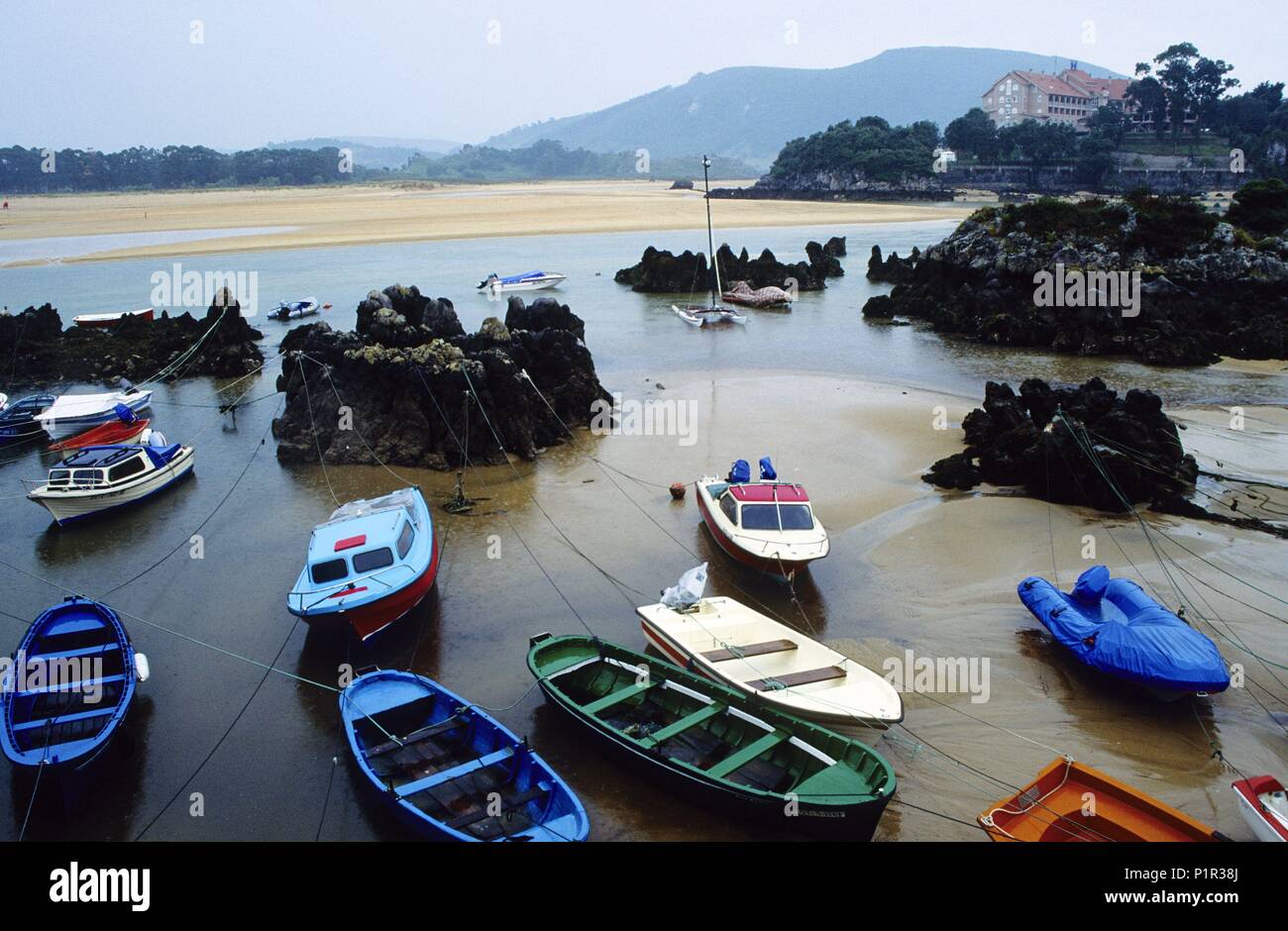 Playa / Isla en Quejo beach near Noja at low tide Stock Photo - Alamy