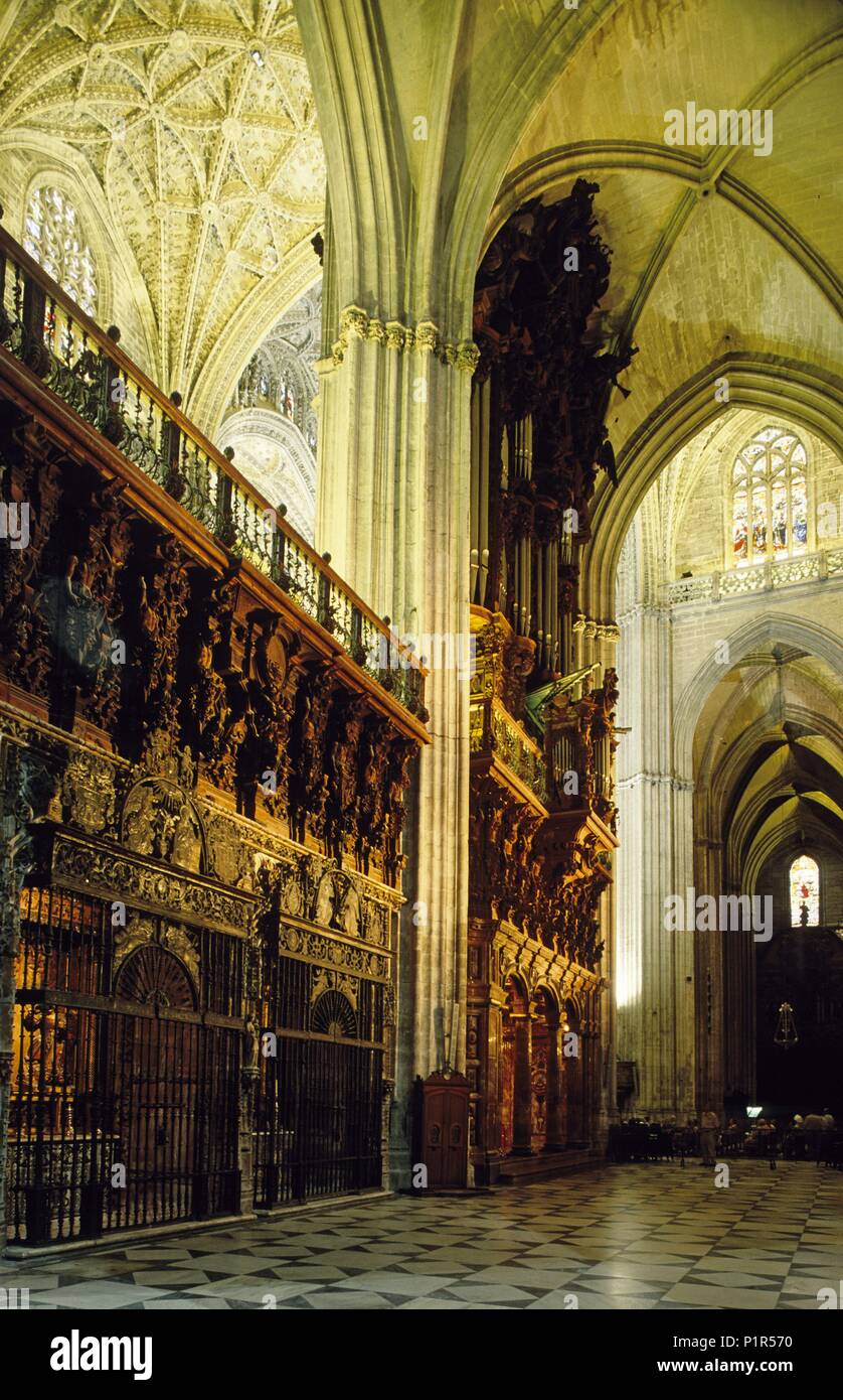 Cathedral, central nave (gothic); choir and organ Stock Photo - Alamy