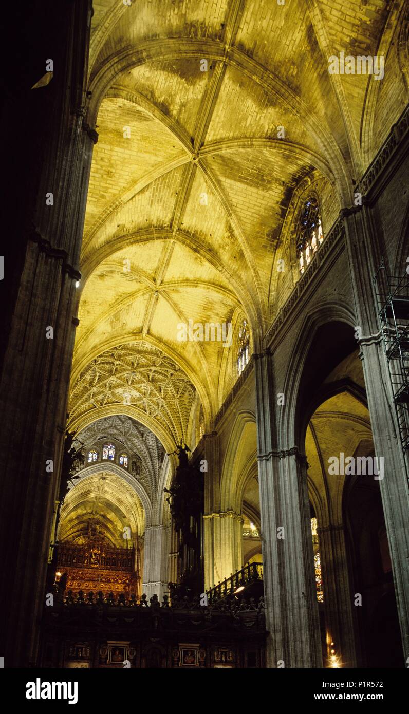Cathedral, central nave (gothic architecture Stock Photo - Alamy
