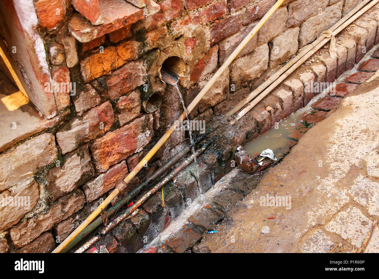 Open gutter hi-res stock photography and images - Alamy