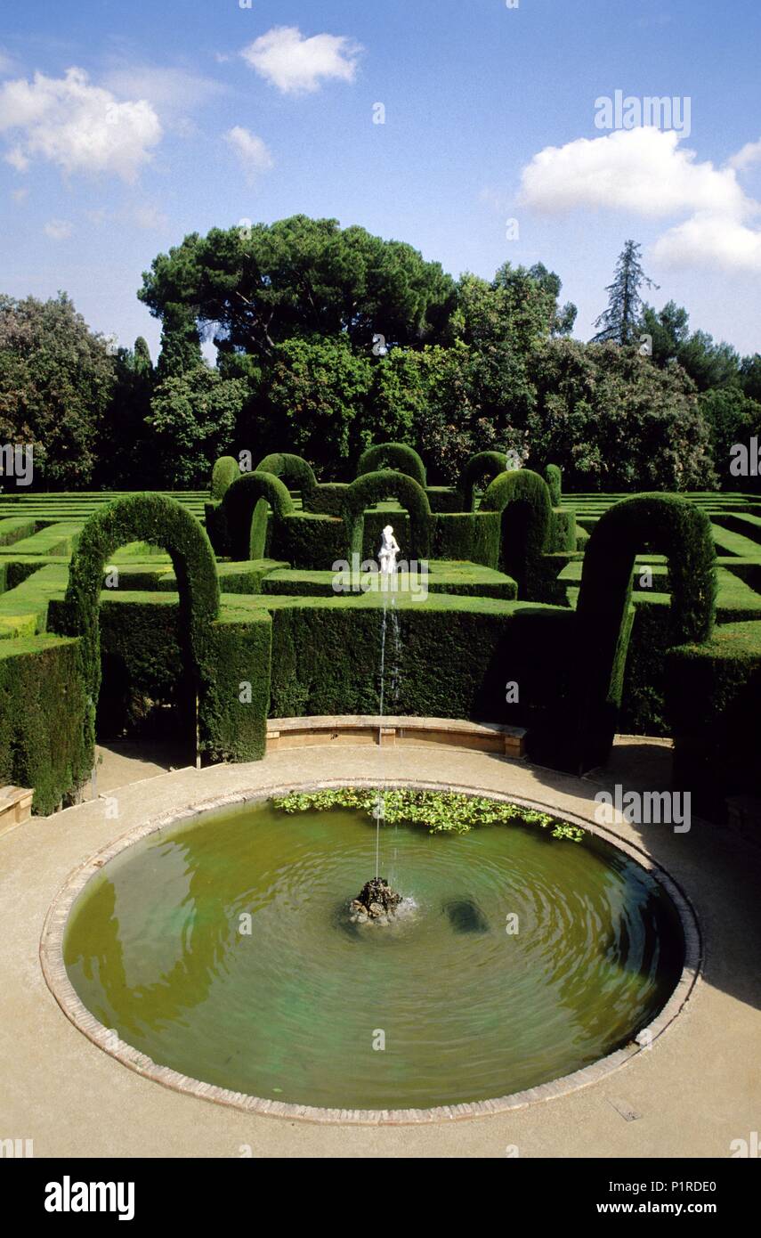 Parc - Parque del / Laberinto Park; fountain and labyrinth Stock Photo ...