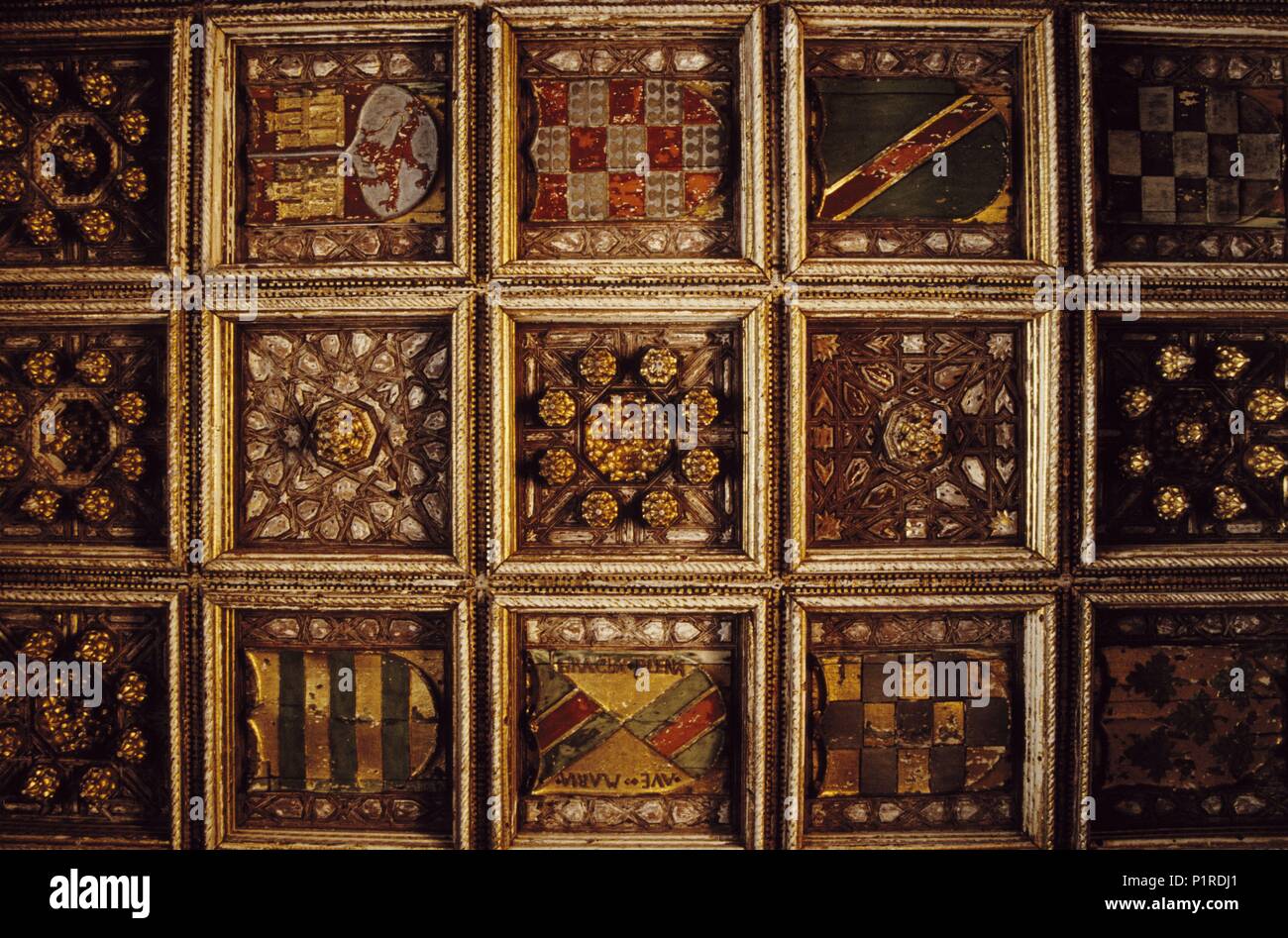 . Casa de Pilatos; detalle del artesonado mudéjar del techo Stock Photo ...