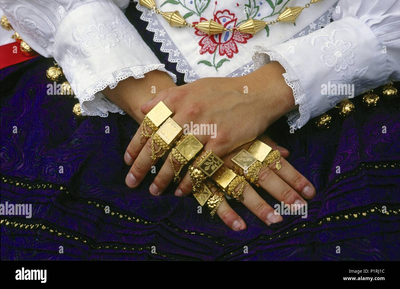 woman with traditional dressing and ornamentation Stock Photo - Alamy