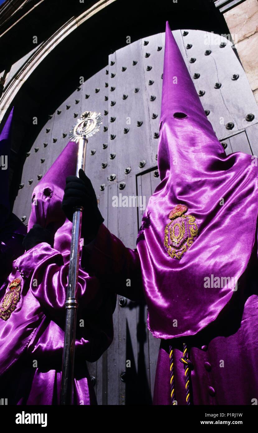 Semana Santa / Holy week: "Hermandad de la O"; nazarenos at the Triana ...