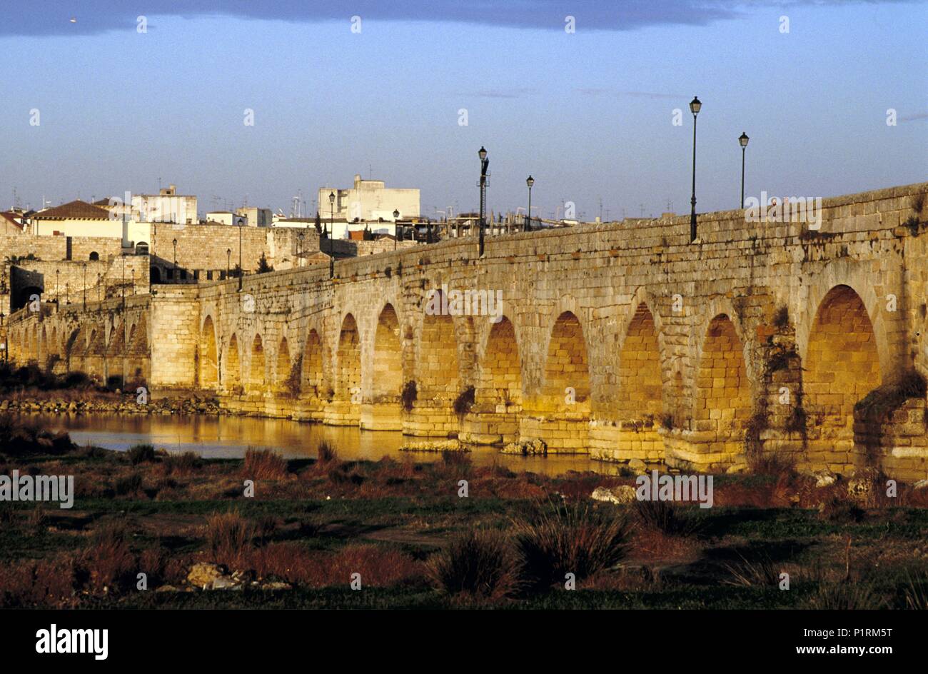Mérida, Roman bridge over the Guadiana river Stock Photo - Alamy