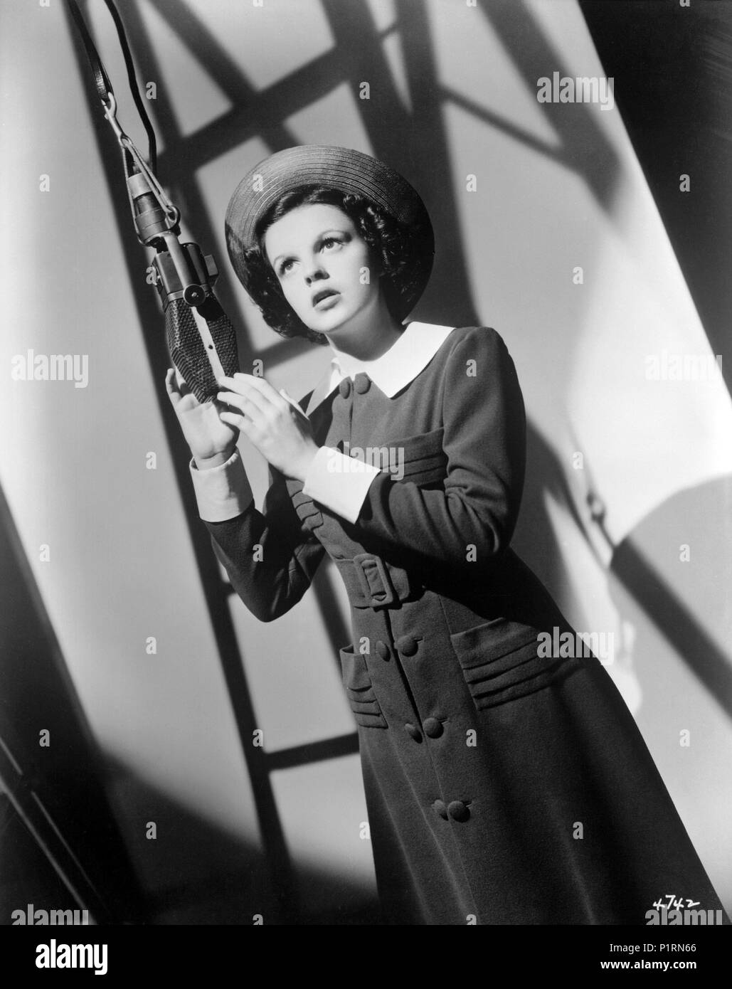 Everybody sing 1938 judy garland hi-res stock photography and images ...