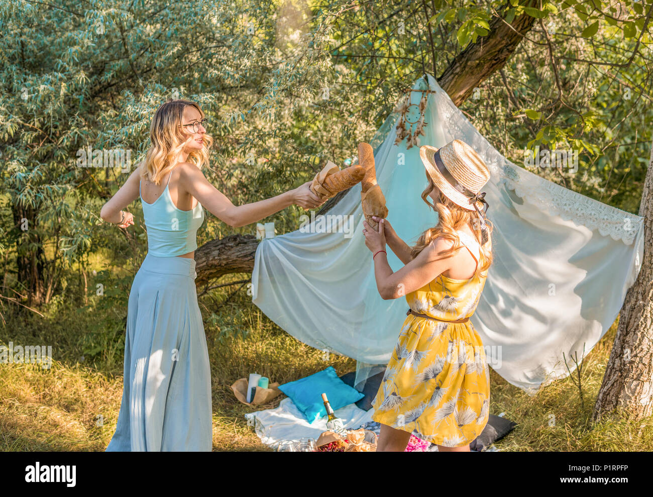 Girls fighting hi-res stock photography and images - Alamy