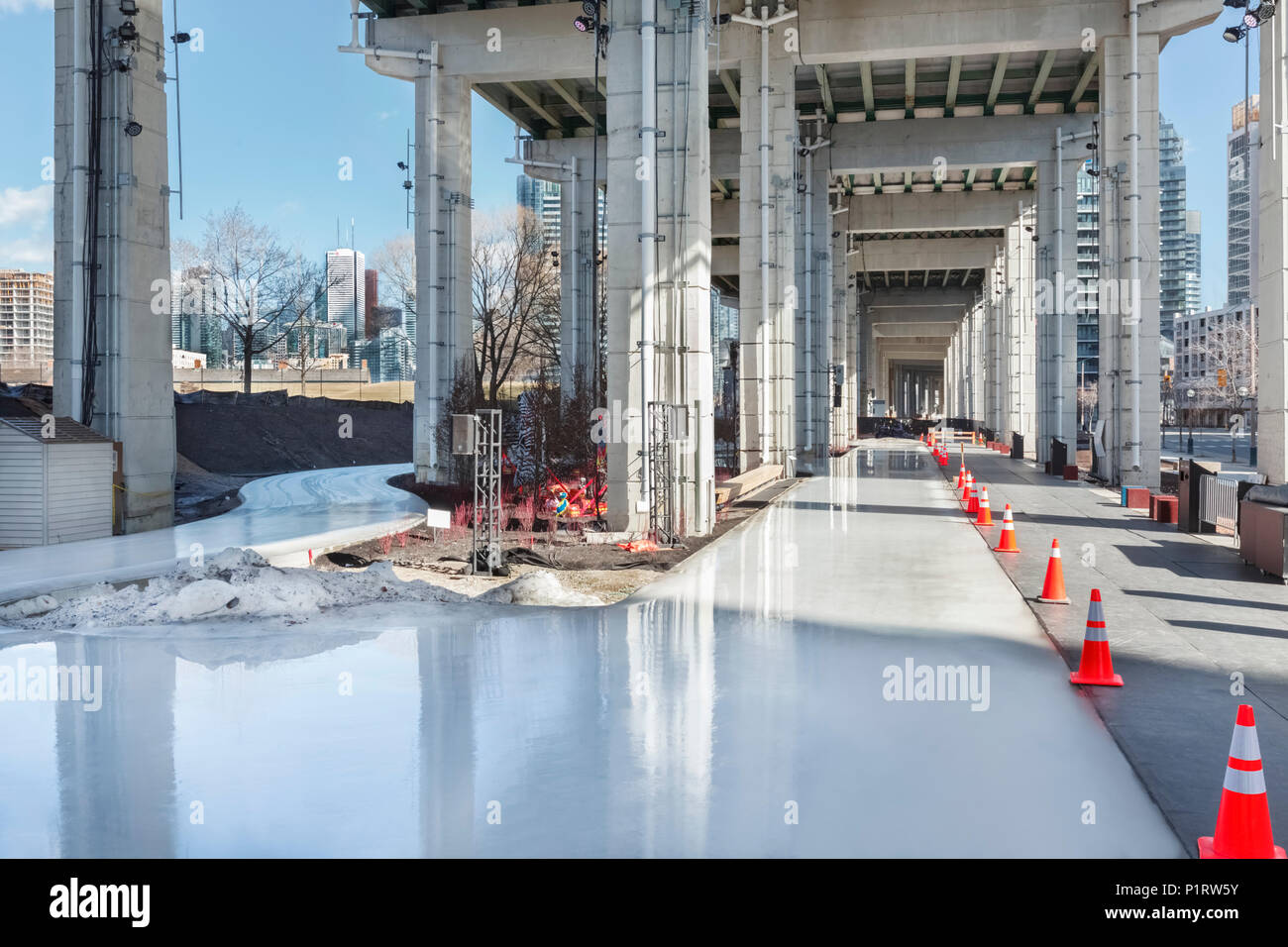 Traffic toronto gardiner expressway hi-res stock photography and images ...