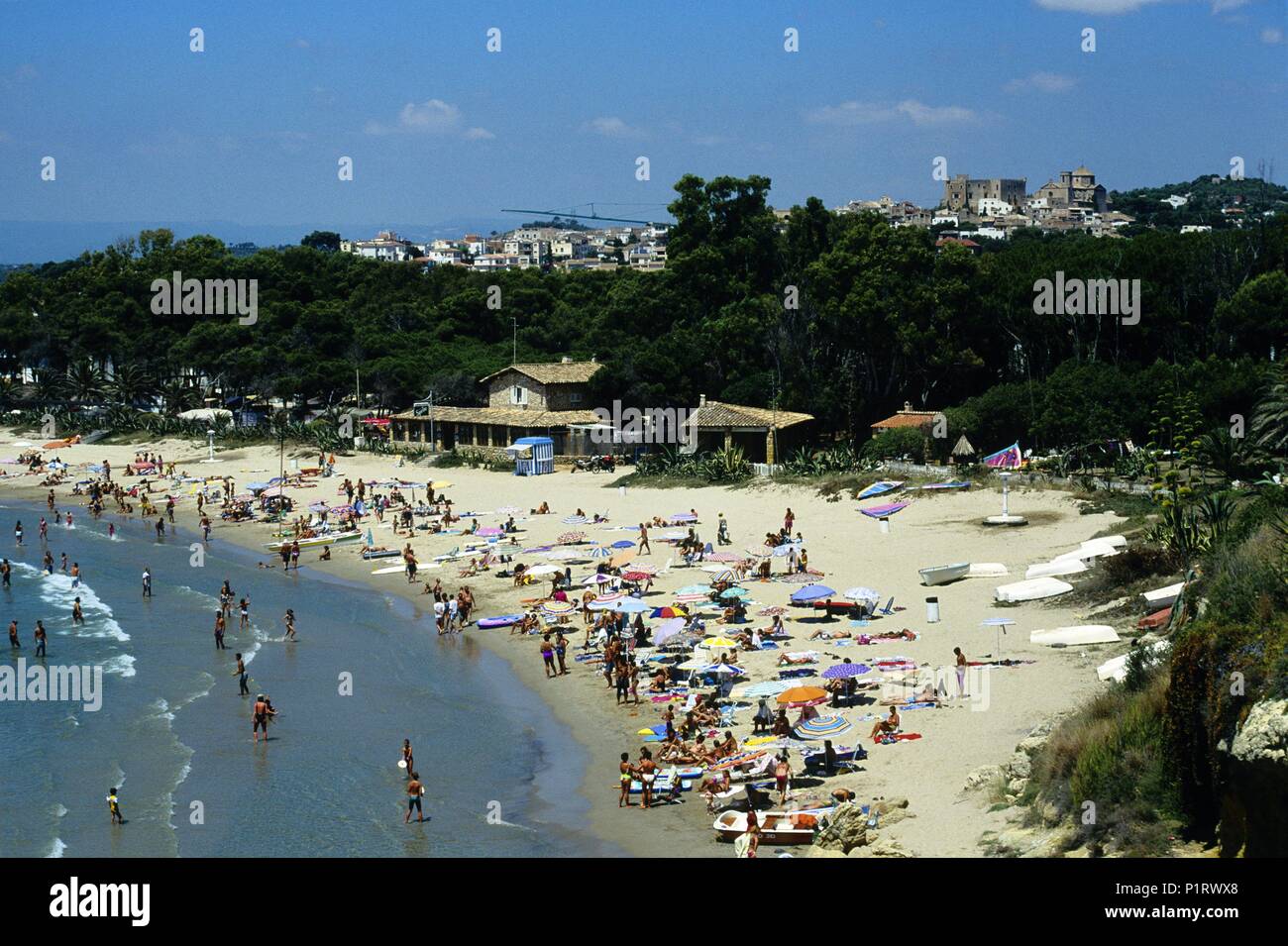 Tarragonès: Altafulla, beach and town at the back (Costa Dorada ...