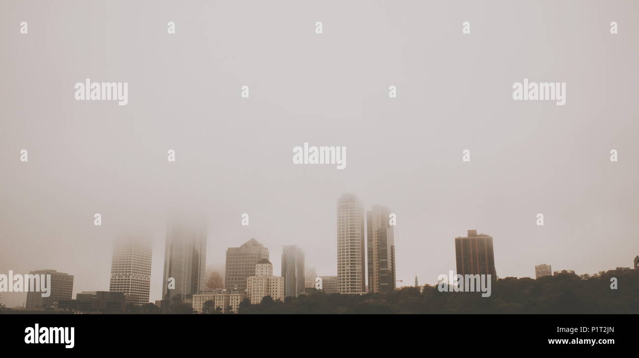 Foggy city hi-res stock photography and images - Alamy
