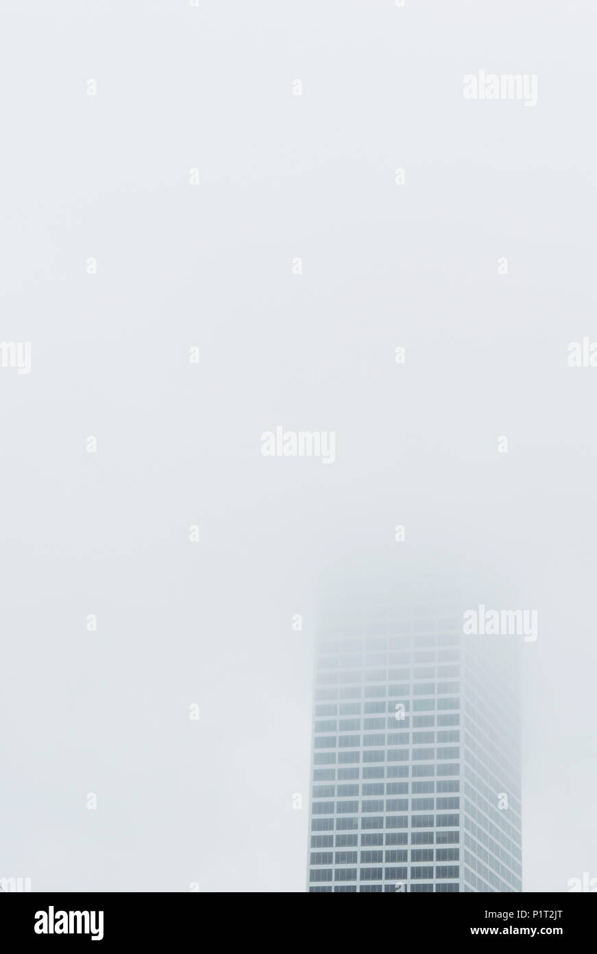 Foggy metropolis hi-res stock photography and images - Alamy