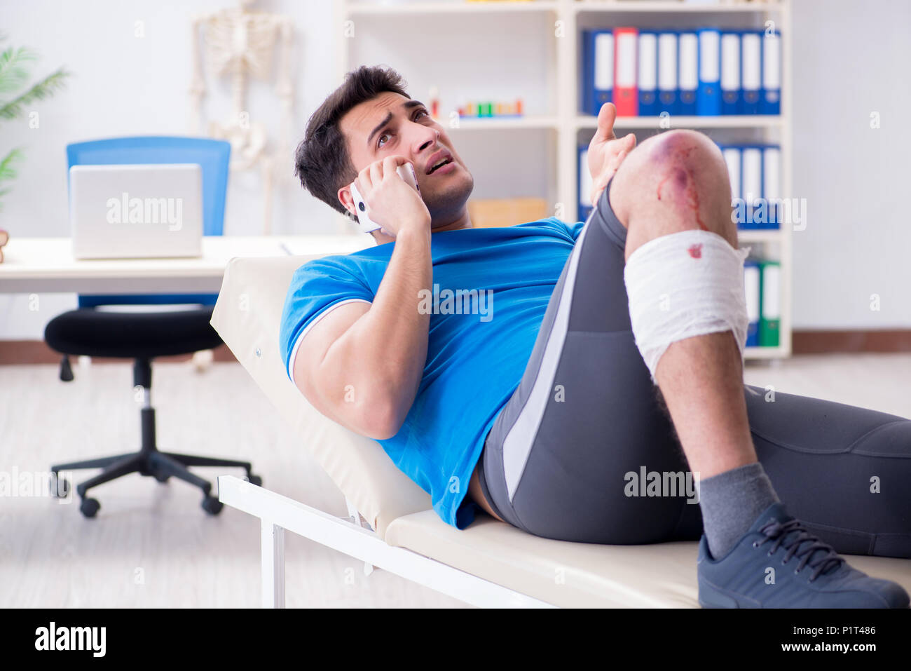 Patient visiting doctor after sustaining sports injury Stock Photo - Alamy
