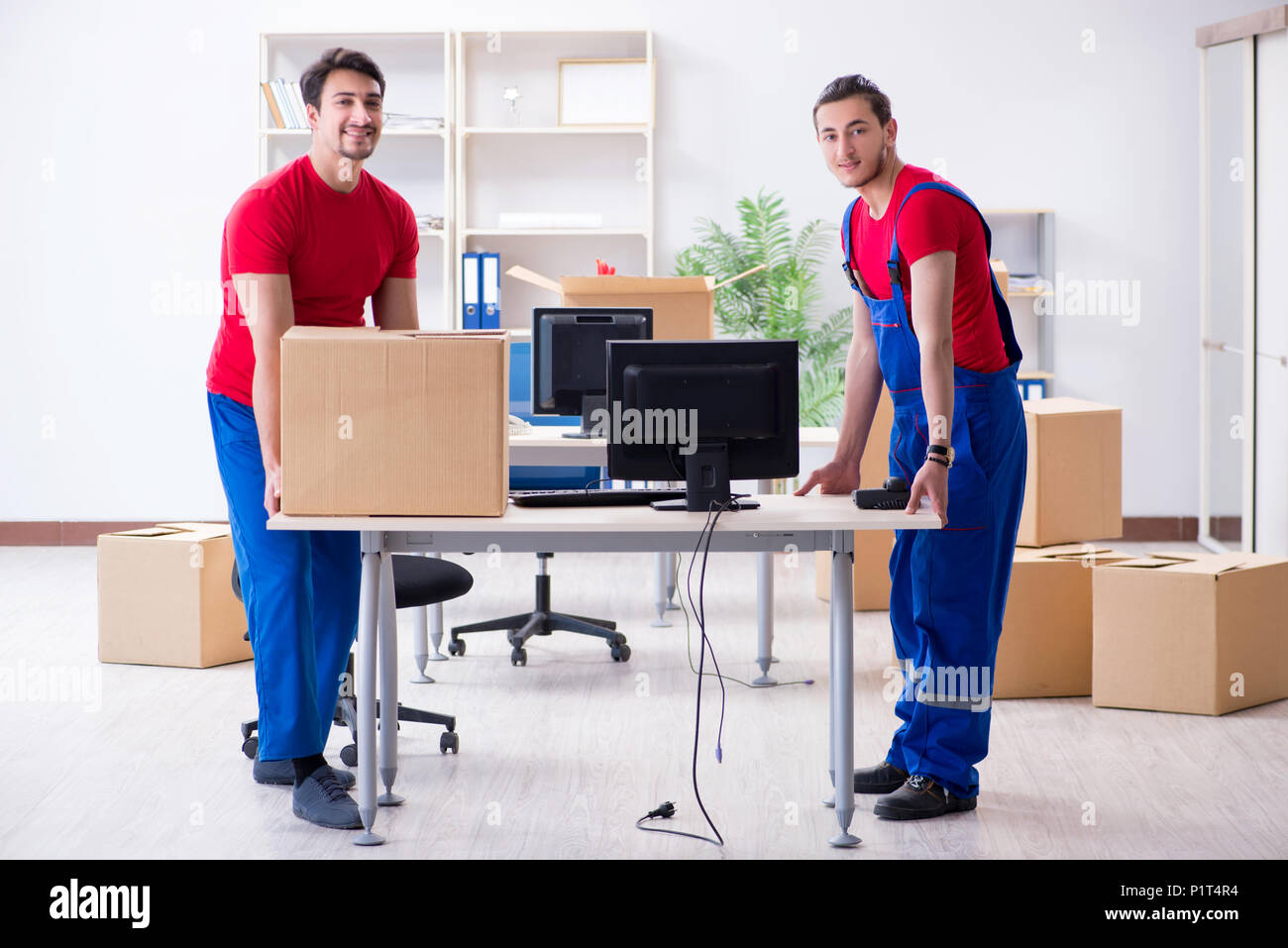 Warehouse employees carrying boxes hi-res stock photography and images ...