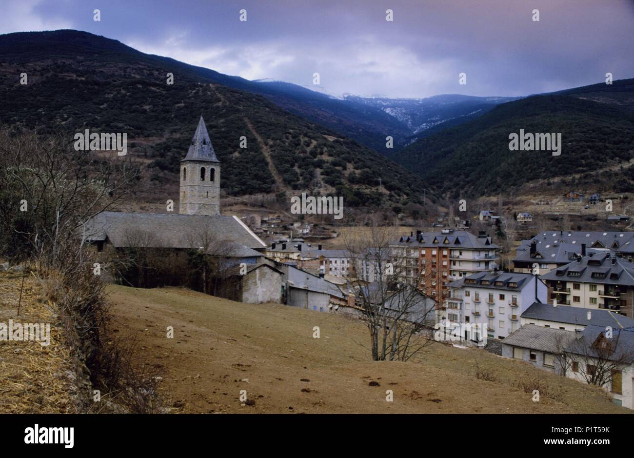 Pallars Sobirá: Sort; vista al pueblo e Iglesia Stock Photo - Alamy