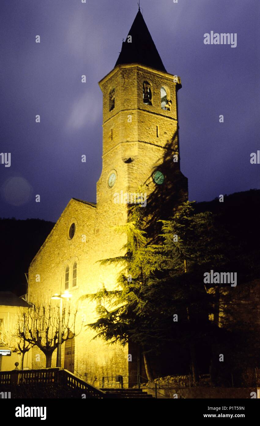 Pallars Sobirá: Sort; Iglesia parroquial iluminada Stock Photo - Alamy