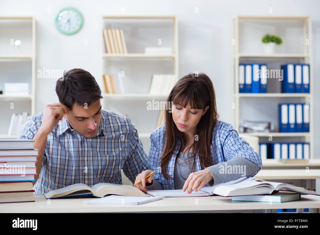 Two teen girl students arguing hi-res stock photography and images - Alamy