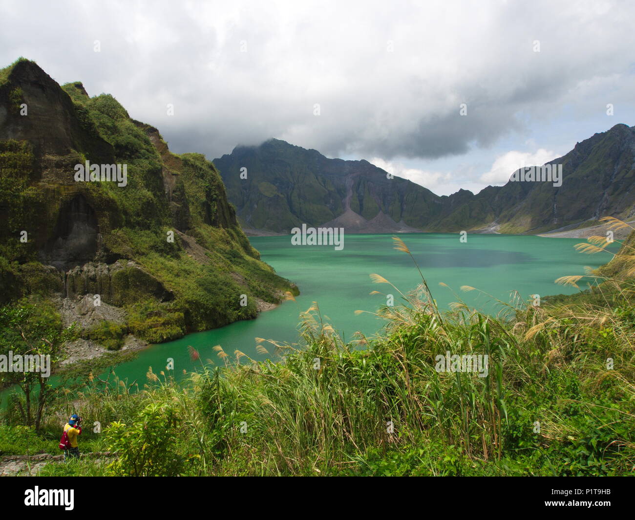 Ash cloud volcano mount pinatubo hi-res stock photography and images ...