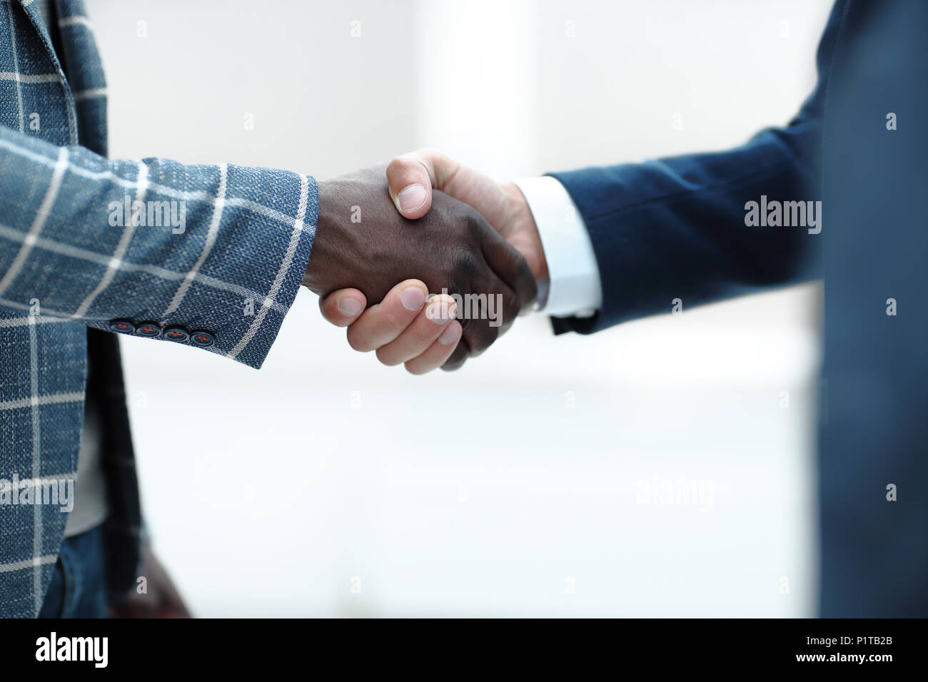 International handshake men hi-res stock photography and images - Alamy