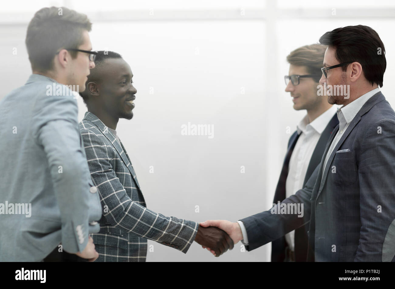 International handshake men hi-res stock photography and images - Alamy