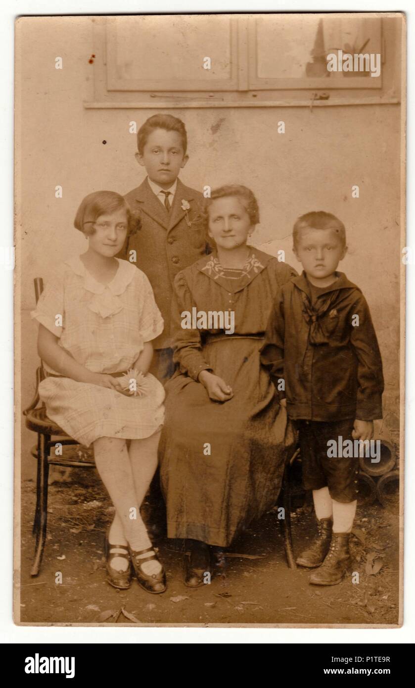 Children smiling 1920s hi-res stock photography and images - Alamy