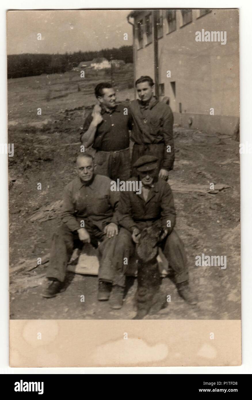 Posed construction worker 1940s hi-res stock photography and images - Alamy