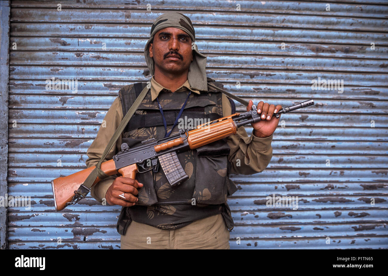 Indian army soldier gun hi-res stock photography and images - Alamy