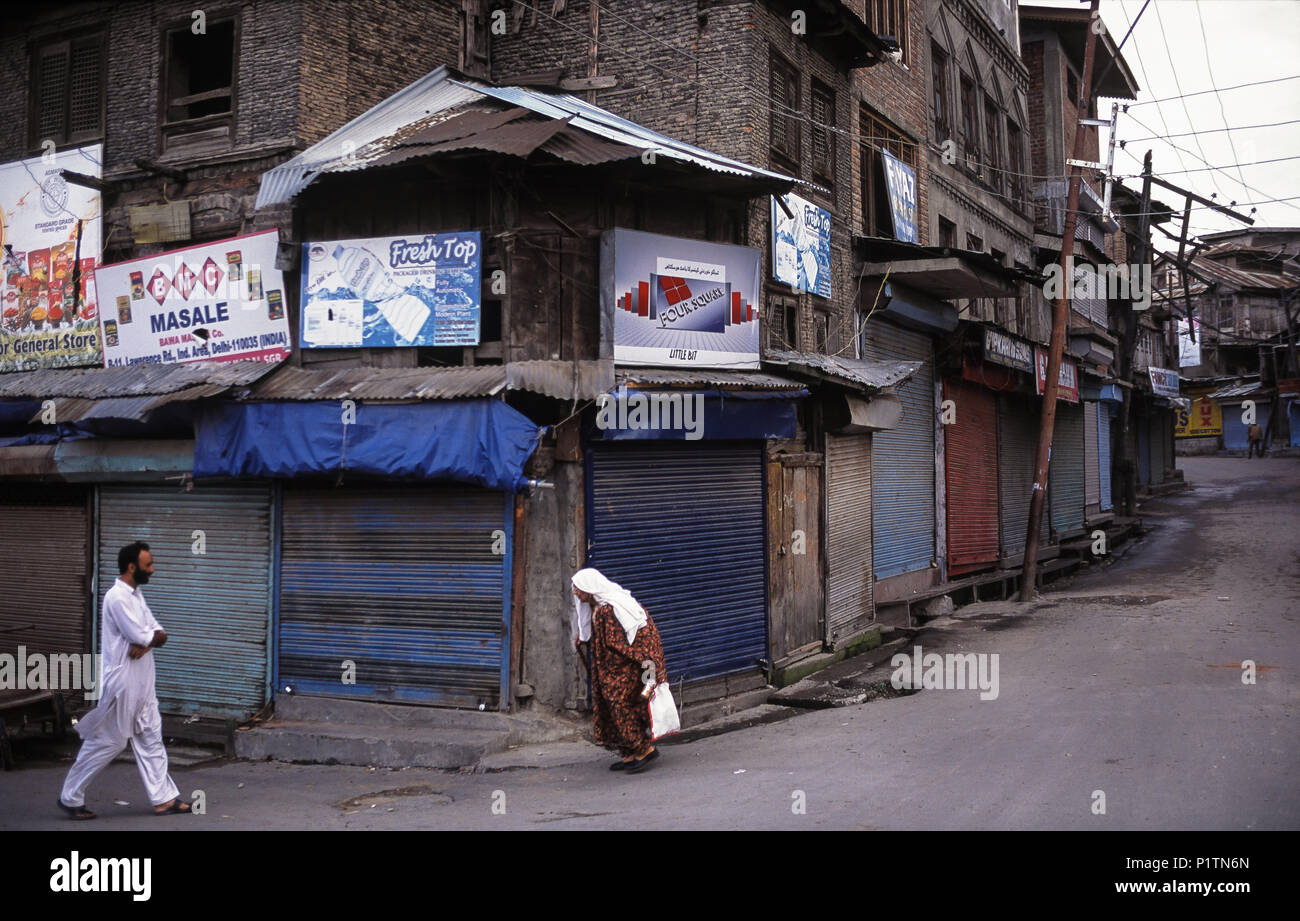 Srinagar street road kashmir hi-res stock photography and images - Alamy