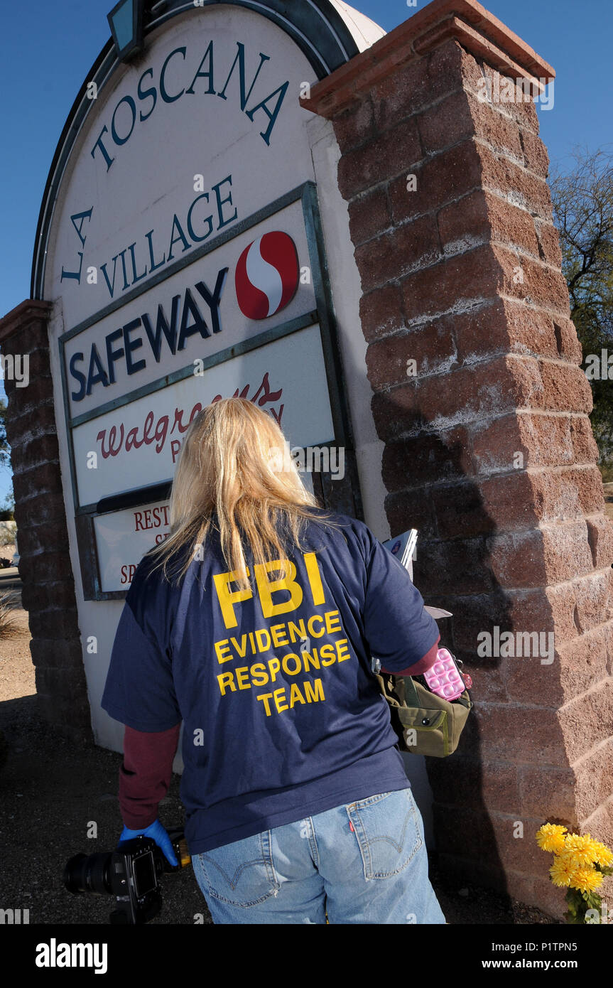 FBI agents conduct another search for evidence at the shopping center ...