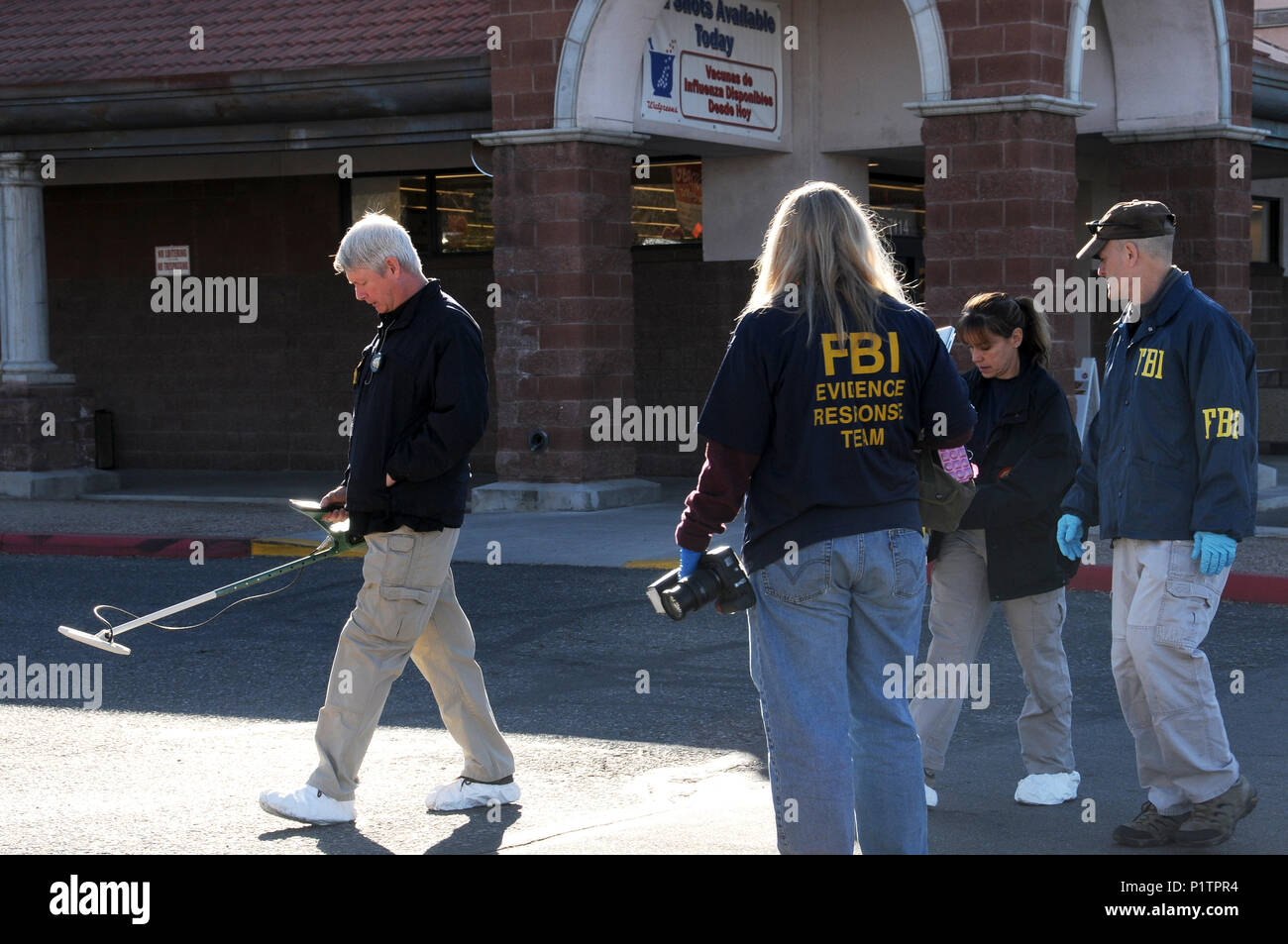 FBI agents conduct another search for evidence at the shopping center ...