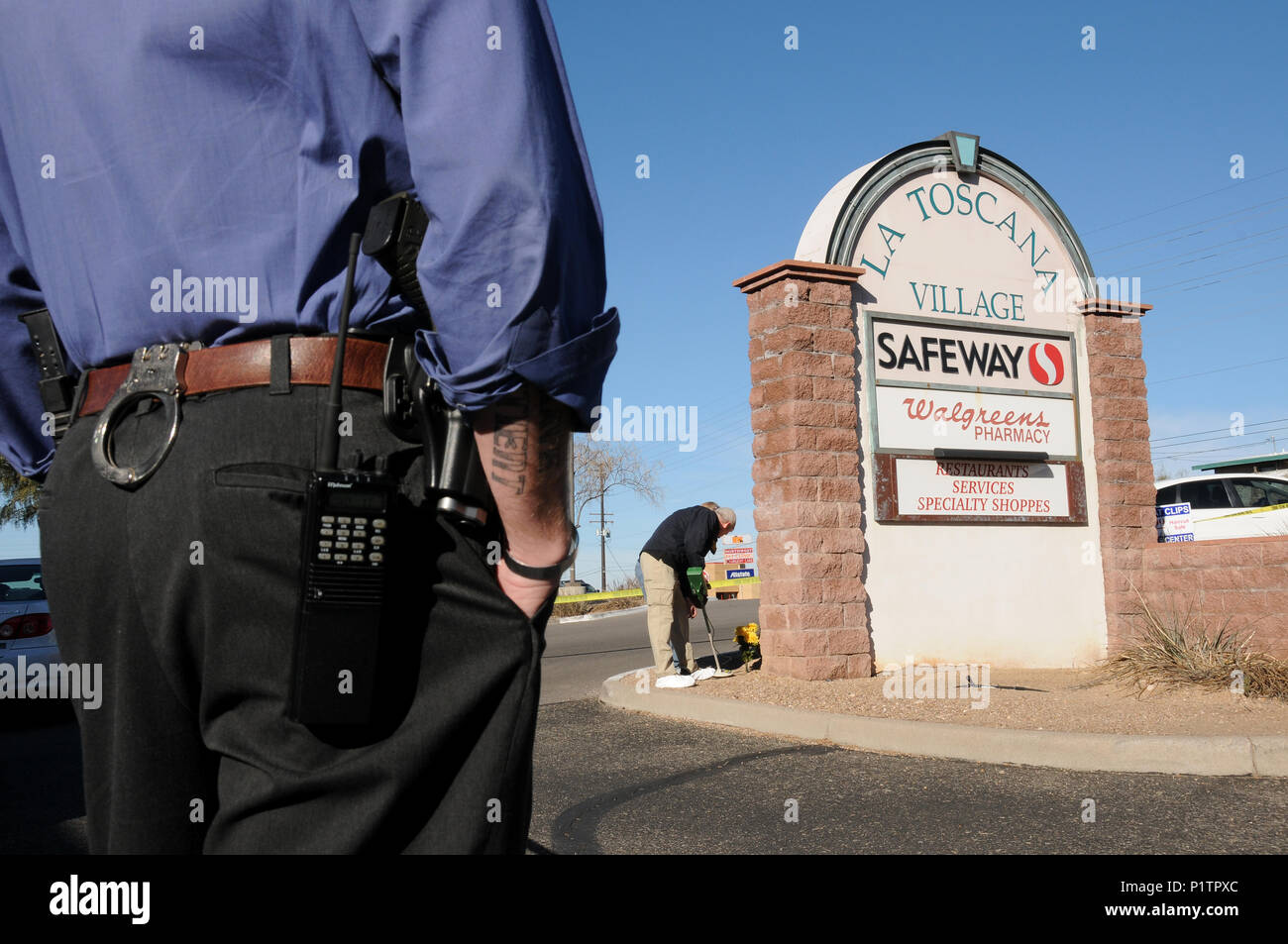 FBI agents conduct another search for evidence at the shopping center ...