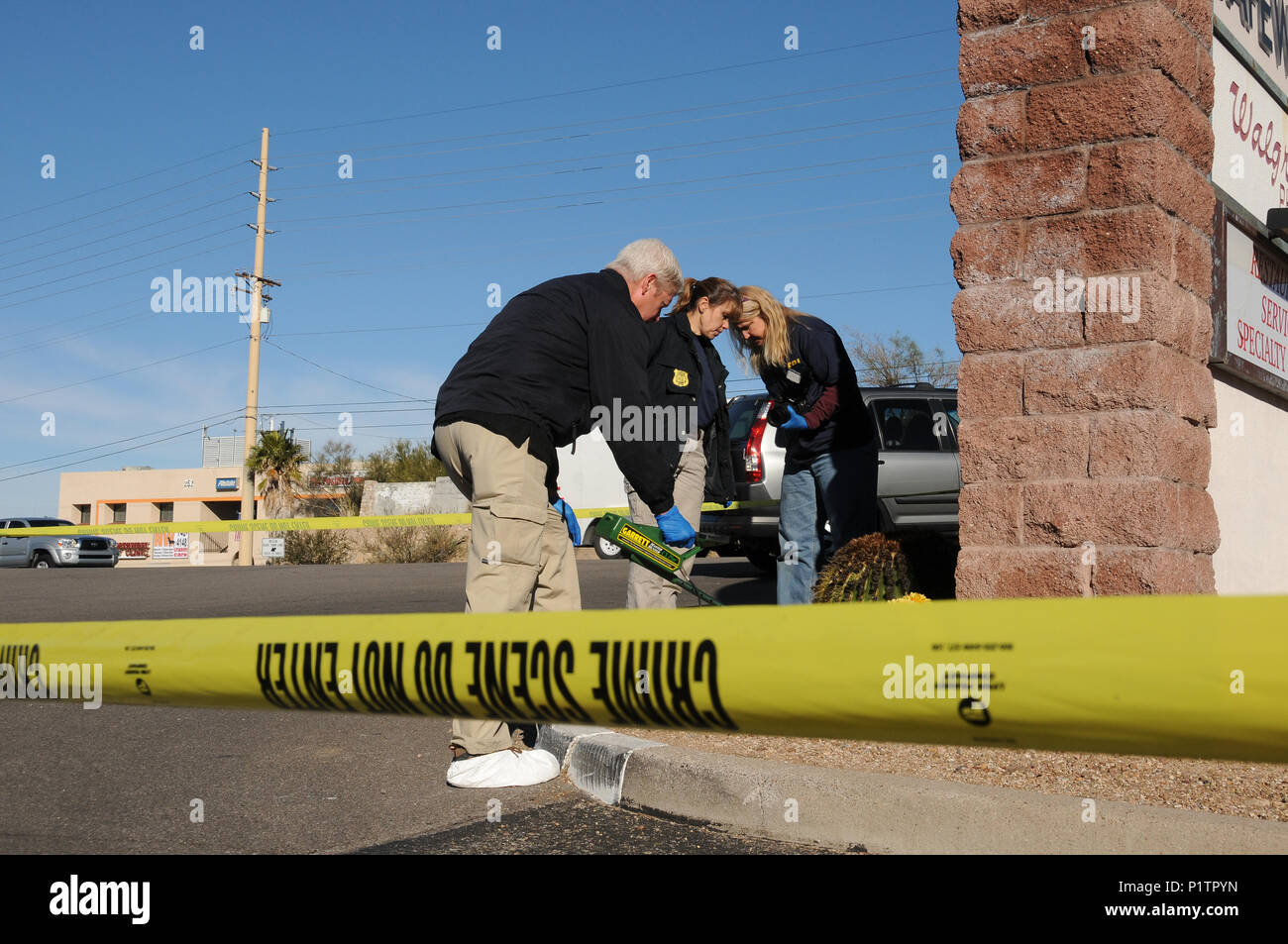 FBI agents conduct another search for evidence at the shopping center ...