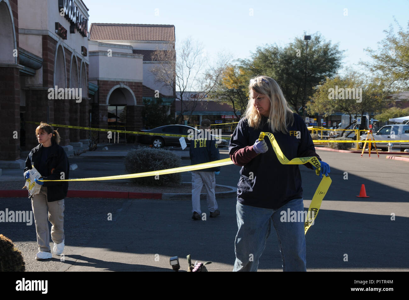 FBI agents conduct another search for evidence at the shopping center ...