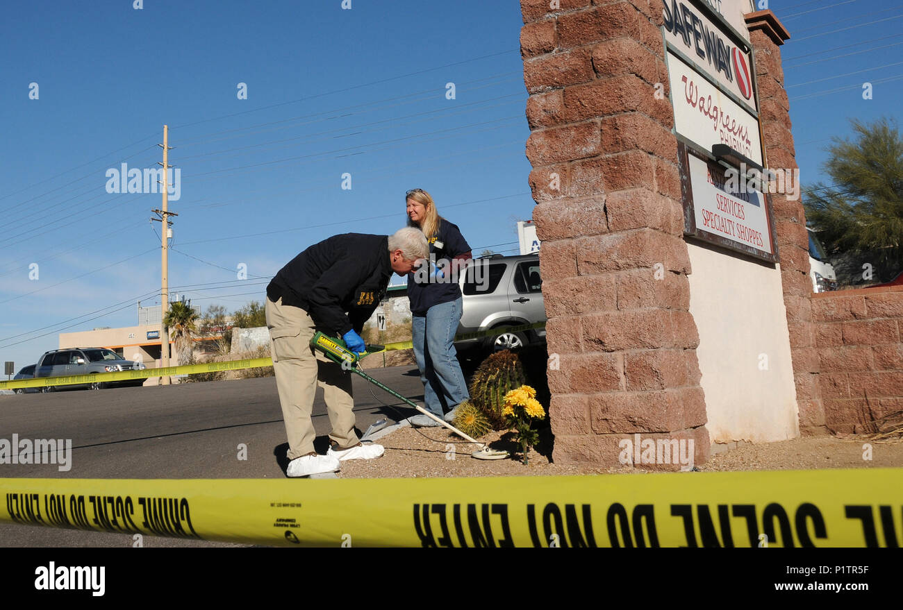FBI agents conduct another search for evidence at the shopping center ...