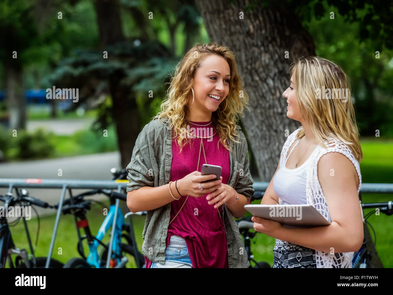Two girls standing talking hi-res stock photography and images - Alamy