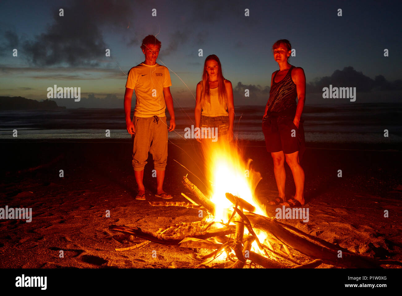 Night camp fire flame children hi-res stock photography and images - Alamy