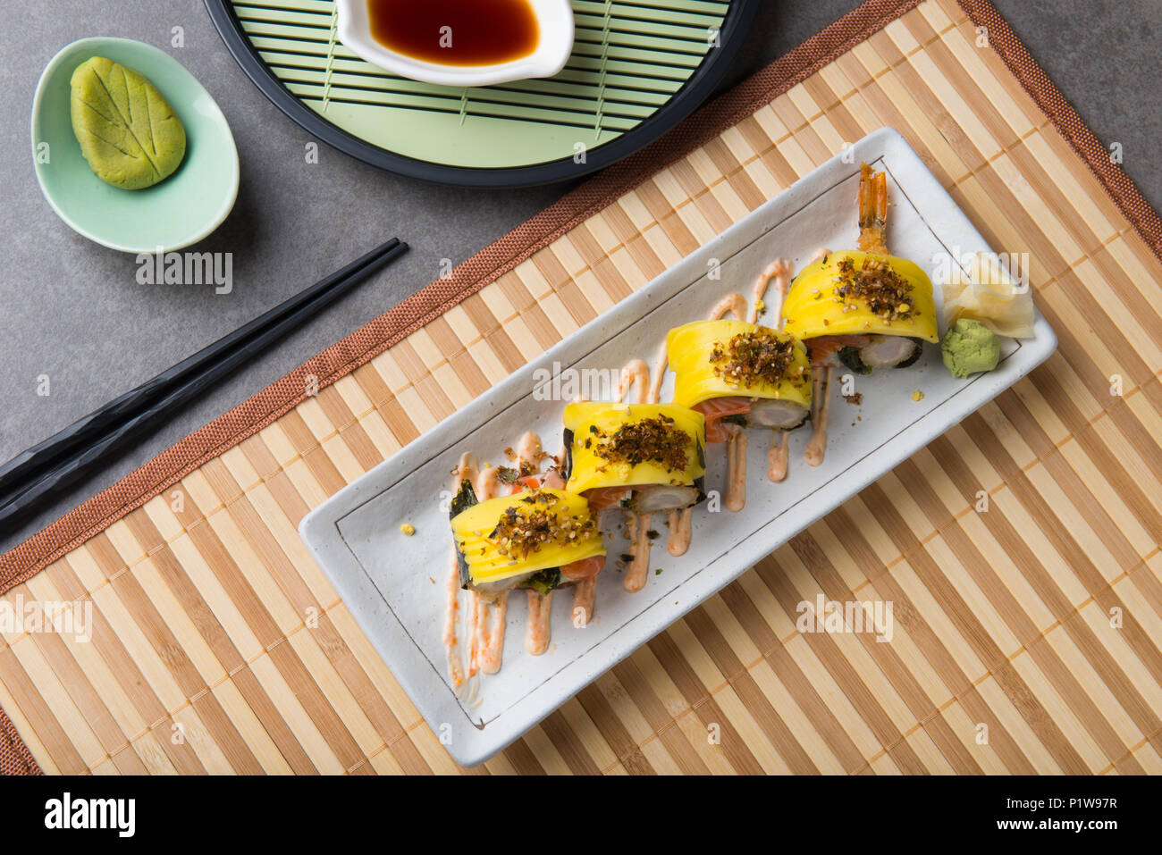 salmon mango roll sushi Stock Photo - Alamy