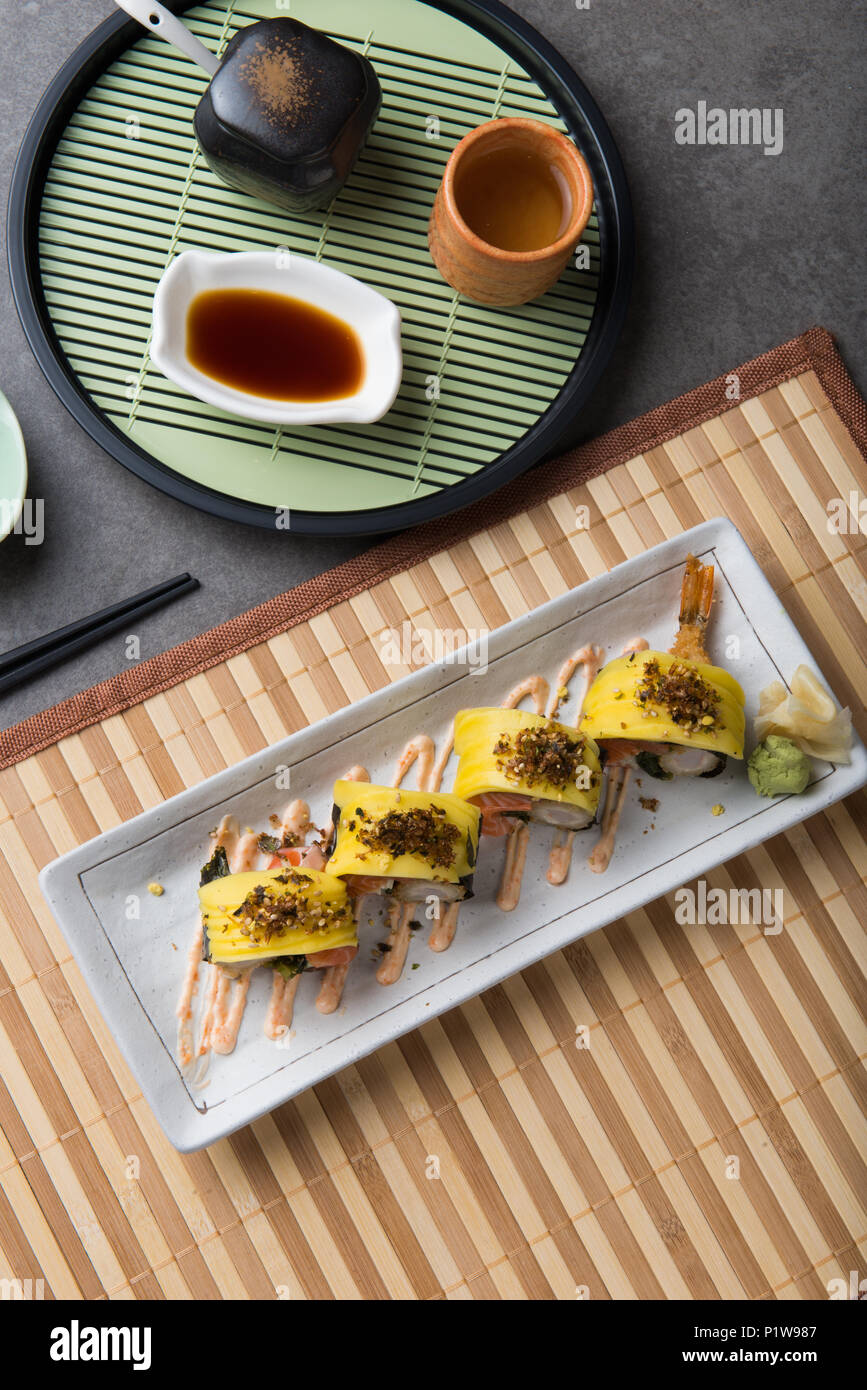 salmon mango roll sushi Stock Photo - Alamy