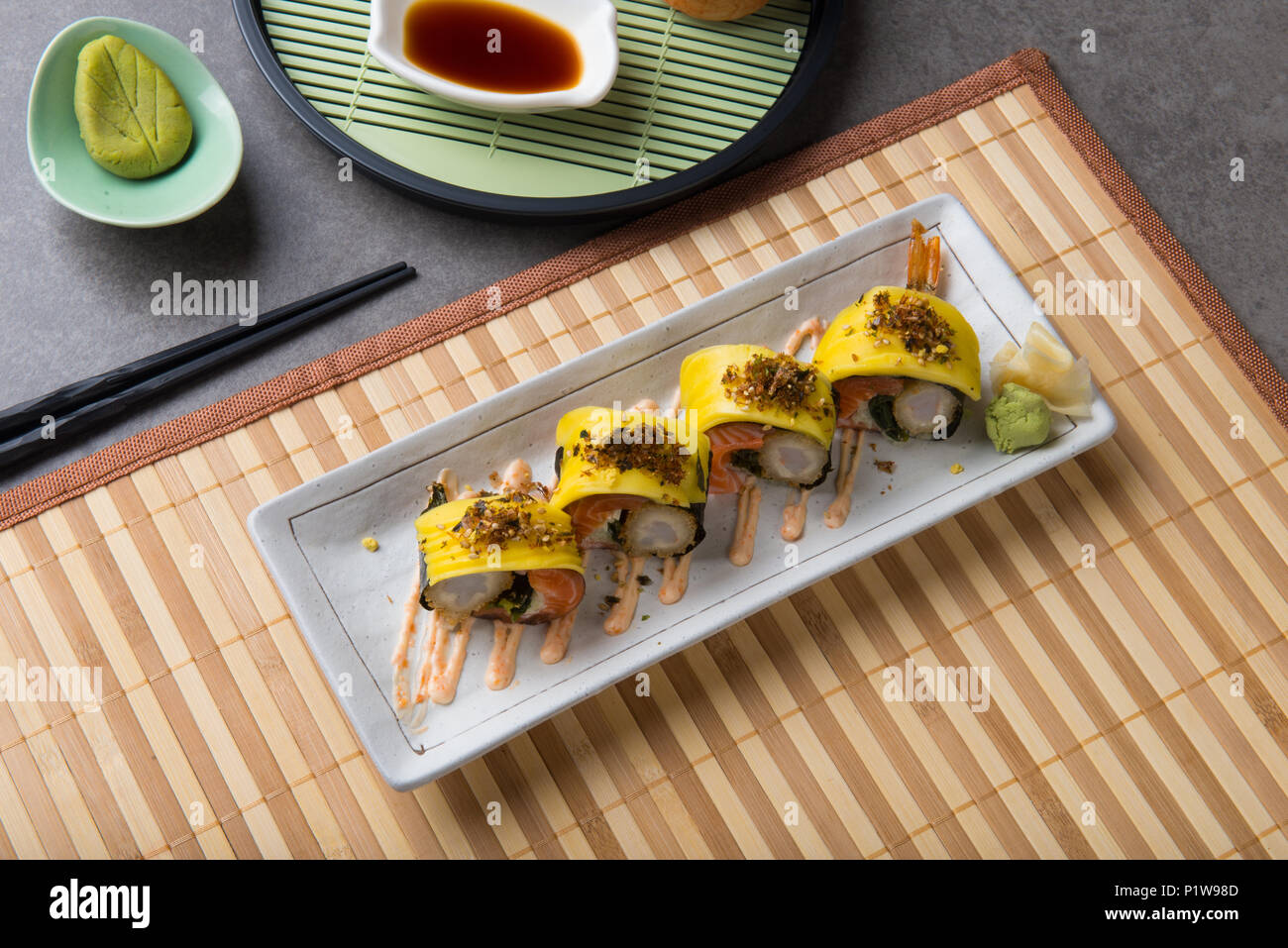 salmon mango roll sushi Stock Photo - Alamy