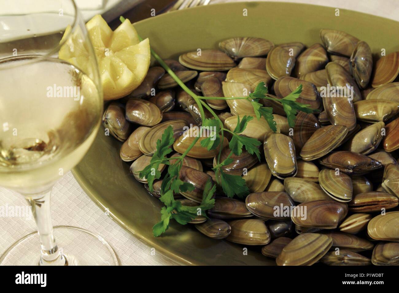 Foz; restaurante "El Descanso"; plato de coquinas Stock Photo - Alamy
