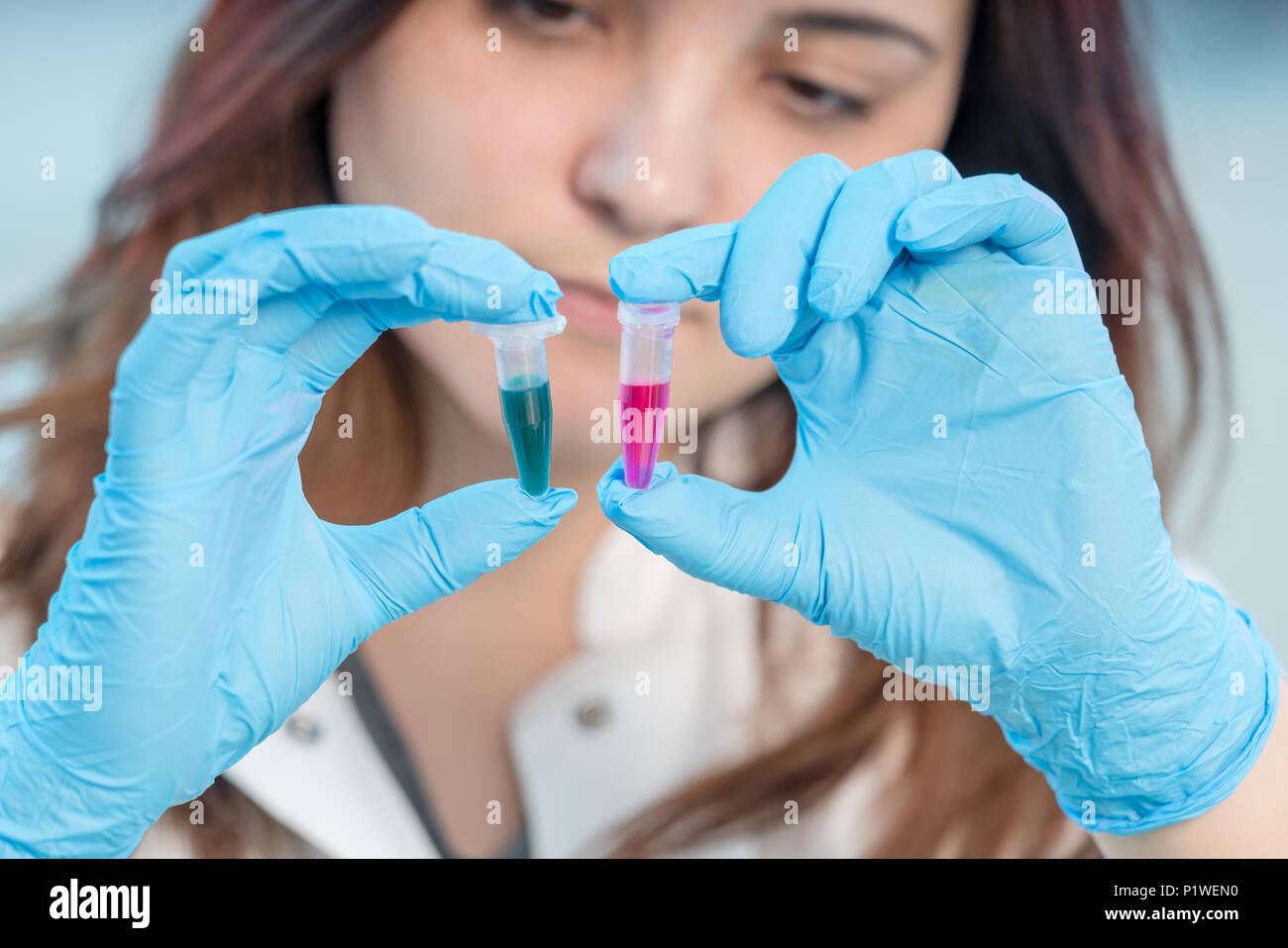 Medical technician test tubes hi-res stock photography and images - Alamy